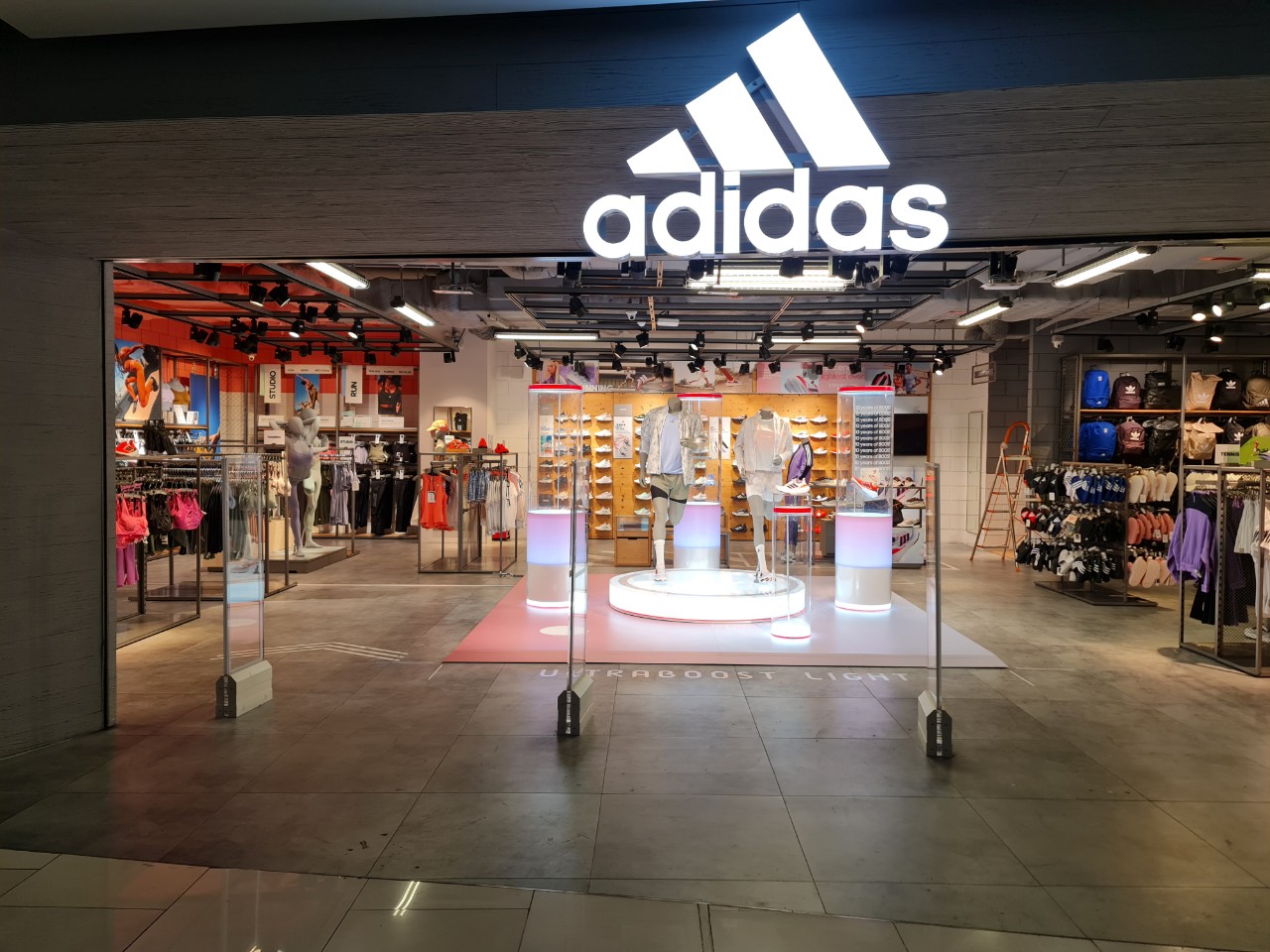 Mô hình Adidas Launch Zone Q.7 - TP.HCM ( 03-03-2023 ) - Quảng Cáo ...